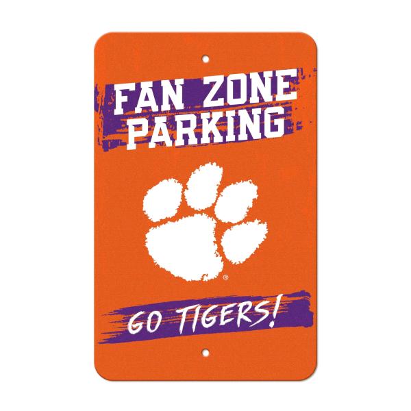 ・Clemson University公式ロゴ入りのスチール製メタルサイン。「Fan Zone Parking」デザインのガレージ・部屋飾りに。・サイズ：約46×29cm（18×11.5インチ）。取り付け用の穴が2か所あらかじめ開いており、...