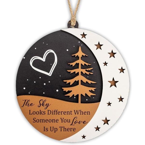 ・「The sky looks different when someone you love is up there」のメッセージを刻んだ木製メモリアルオーナメント。大切な方との思い出を慈しむための特別なキープセイクです。・大切な方を亡く...