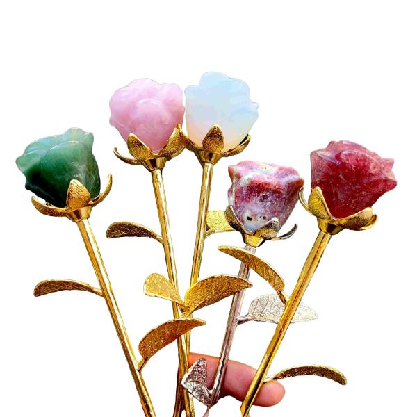 ・Beautiful crystal rose flower ornament with hand-carved healing crystals, perfect for Valentine's Day home decoration o...