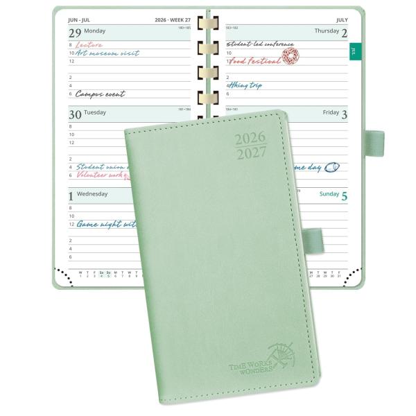 2026年7月〜2027年6月の学年度をカバーするスリムサイズ（約9×17cm）のポケット手帳です。横型の週間レイアウトで午前8時〜午後6時のタイムスロット付き。スパイラル綴じでフラットに開き、切り離しコーナーとしおりリボンで素早いナビゲー...