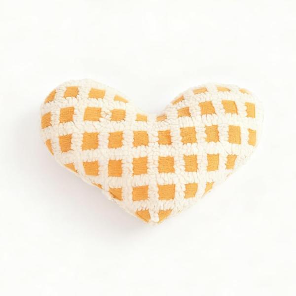 3Dチェック柄のハート型デザインが目を引く、装飾クッションです。柔らかなぬいぐるみ生地に、高反発のPP綿（ポリエステル綿）を組み合わせ、抱き心地と支えのバランスを両立しました。\n寝室・リビング・読書スペース・窓辺など、さまざまなインテリア...