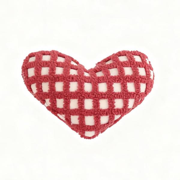 3Dチェック柄のハート型デザインが目を引く、装飾クッションです。柔らかなぬいぐるみ生地に、高反発のPP綿（ポリエステル綿）を組み合わせ、抱き心地と支えのバランスを両立しました。\n寝室・リビング・読書スペース・窓辺など、さまざまなインテリア...