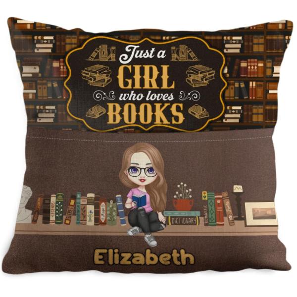 ・パーソナライズされた読書用枕 - このカスタム「Just A Girl Who Loves Books」枕で、読書への愛を祝福しましょう。フロントポケットに名前やパーソナライズされたテキストが入っています。 広々としたポケットには、お気に...