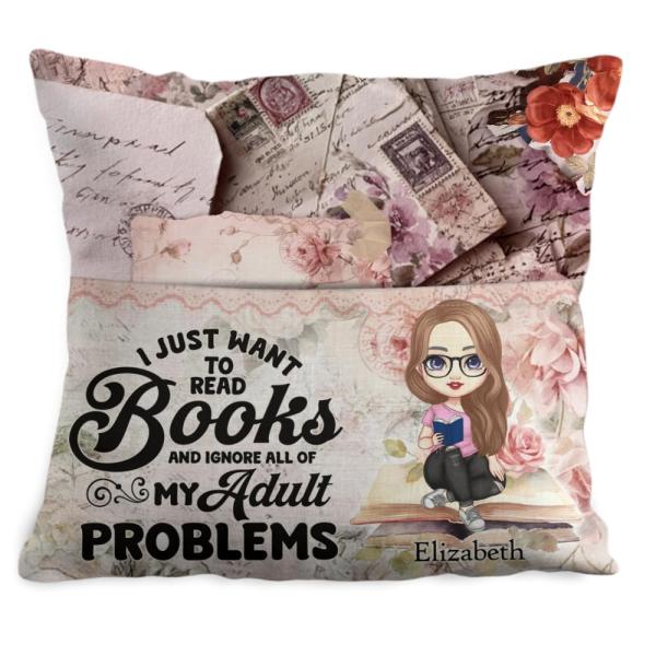 ・パーソナライズされた読書用枕 - このカスタム「Just A Girl Who Loves Books」枕で、読書への愛を祝福しましょう。フロントポケットに名前やパーソナライズされたテキストが入っています。 広々としたポケットには、お気に...