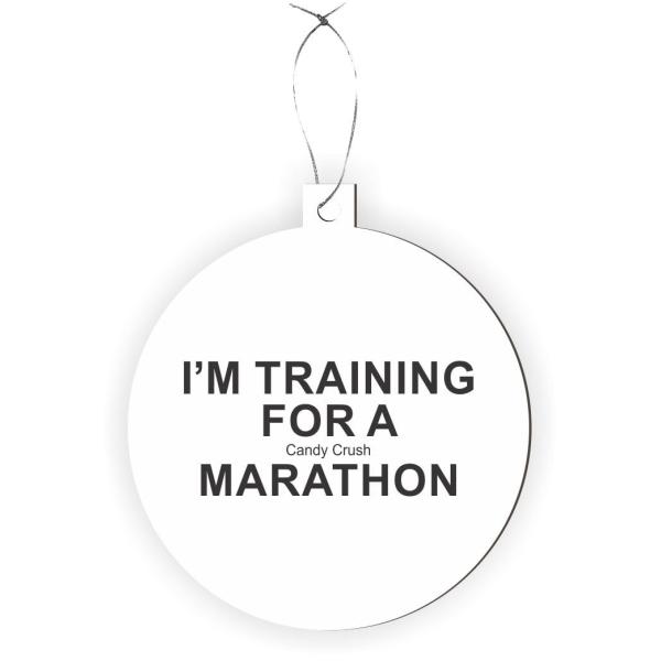 ・「I'm Training for a CC Marathon（CCマラソンのトレーニング中）」のユーモラスなメッセージを印刷した丸型ウッドオーナメントです。・厚さ約4.5mmのソリッドメゾナイト素材製。シルバーひも付きで吊り下げも簡単。...
