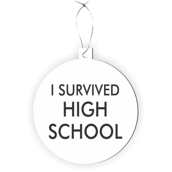・「I Survived High School（高校を生き抜いた）」のメッセージを印刷した丸型ウッドオーナメントです。卒業記念や懐かしの高校時代を振り返るユーモアな一品。・厚さ約4.5mmのソリッドメゾナイト素材製。シルバーひも付きで吊り...