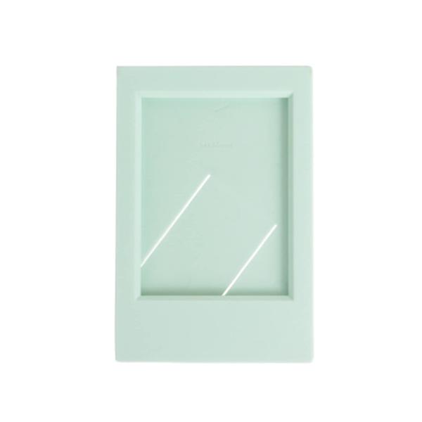 ・It can freely display it vertically or horizontally, the back bracket are stable.・Easy to use, picture frames are equip...