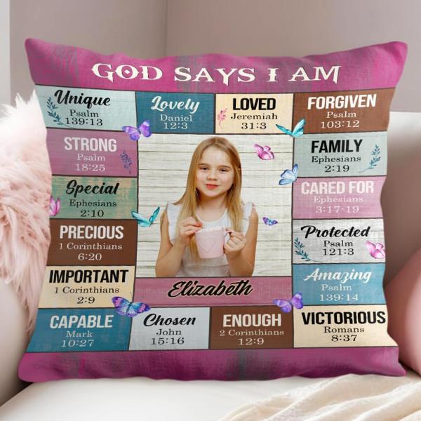・? パーソナライズされた信仰枕 - この感動的な「God Says I Am」枕に、あなたの名前や愛する人の名前を加えてください。 選ばれた、愛された、守られた、強い、許されたなどの高揚する肯定が特徴です。神の真実を毎日強力に思い出させま...
