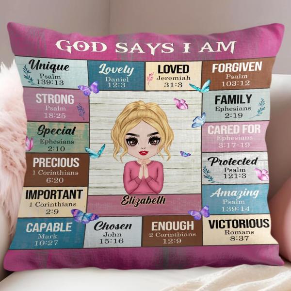 ・? パーソナライズされた信仰枕 - この感動的な「God Says I Am」枕に、あなたの名前や愛する人の名前を加えてください。 選ばれた、愛された、守られた、強い、許されたなどの高揚する肯定が特徴です。神の真実を毎日強力に思い出させま...