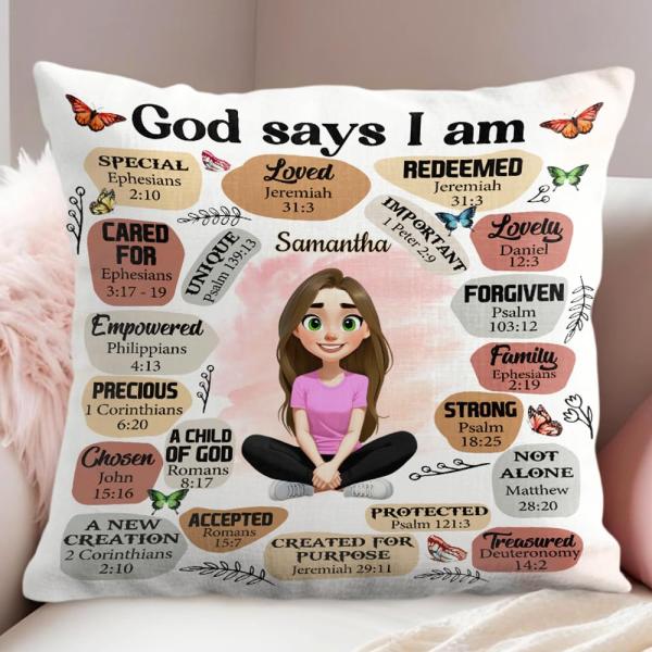 ・? パーソナライズされた信仰枕 - この感動的な「God Says I Am」枕に、あなたの名前や愛する人の名前を加えてください。 選ばれた、愛された、守られた、強い、許されたなどの高揚する肯定が特徴です。神の真実を毎日強力に思い出させま...