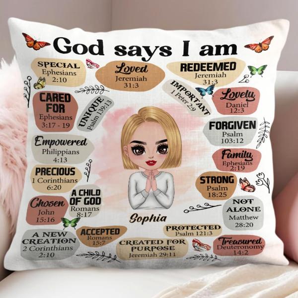 ・? パーソナライズされた信仰枕 - この感動的な「God Says I Am」枕に、あなたの名前や愛する人の名前を加えてください。 選ばれた、愛された、守られた、強い、許されたなどの高揚する肯定が特徴です。神の真実を毎日強力に思い出させま...