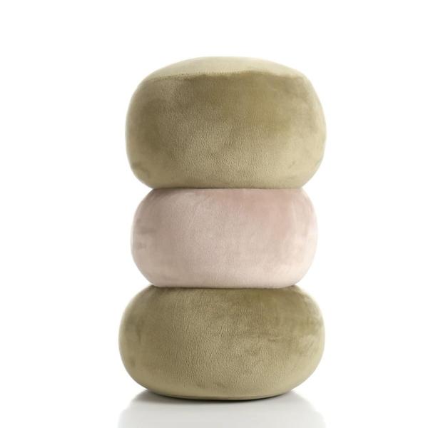 ・?【Creative Candy-Shaped Design】This sofa throw pillow Inspired by playful candy aesthetics, this product adds a fun and...