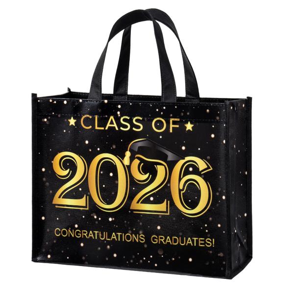 卒業キャップと「Class of 2026 Congratulations Graduates!」のプリント入りブラックの不織布プレゼント袋（約25x13x33cm）。繰り返し使用できる丈夫な素材で環境にも配慮。卒業式パーティーや記念品のラ...