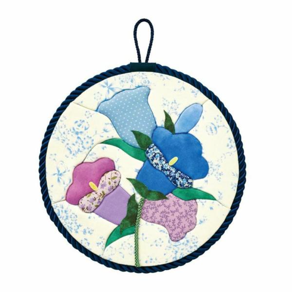 ・製作時間:3時間〜・サイズ:直径16cm・必要なもの:はさみ・専用目打ち・ボンド(木工用・手芸用)・セット内容:説明書・きめこみボード・裏板紙(茶色)・カラー見本・布用型紙・布・小物・フェルト芯