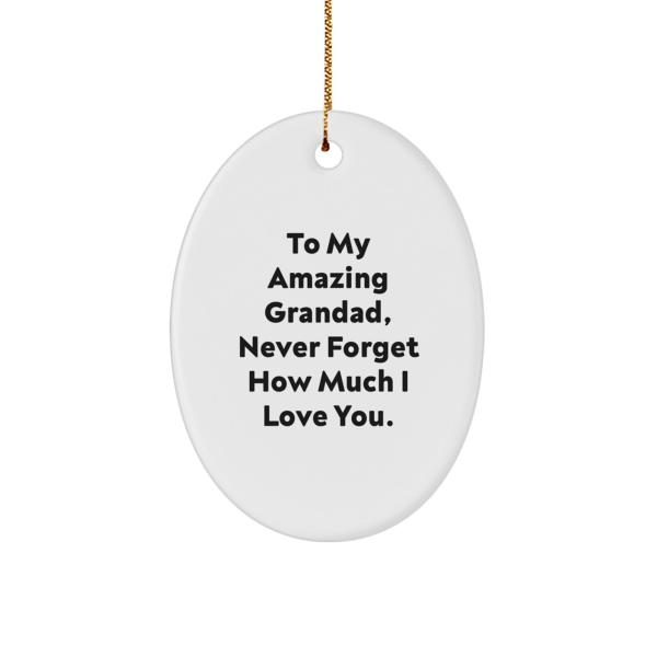 ・「To My Amazing Grandad Never Forget How Much I Love You（素晴らしいおじいちゃんへ）」の温かいメッセージを昇華プリントした木製オーバル型オーナメント。・高光沢プラスチックフィニッシュ仕...