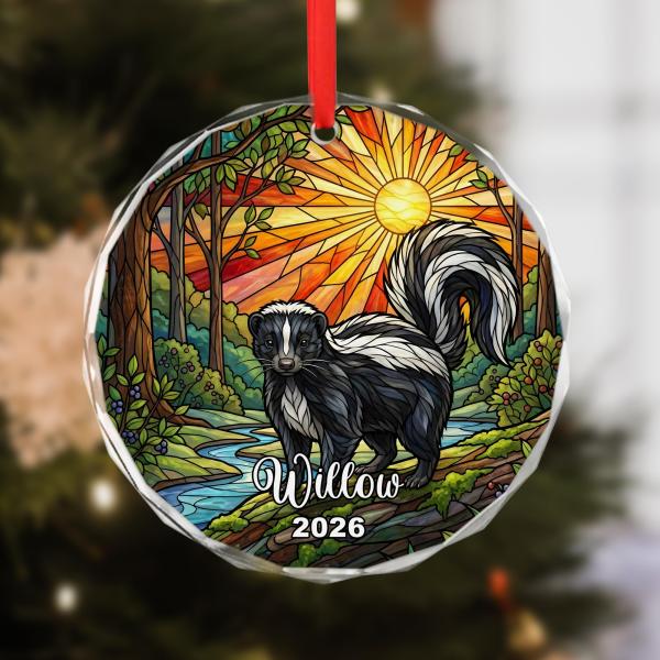 ・Item measures approximate 3" diameter・Measuring approximately 3" x 3", this exquisite ornament captures and reflects li...