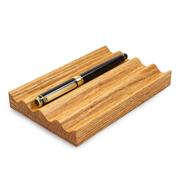 ・PREMIUM SOLID OAK CONSTRUCTION: Carved from one solid block of 100% natural oak hardwood with no veneers or composites,...