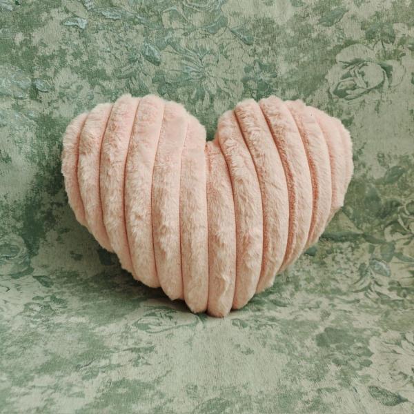 ・【Pink Heart-Shaped Pillow Romantic Design】: Crafted in a charming heart silhouette, this pink decorative throw pillow f...