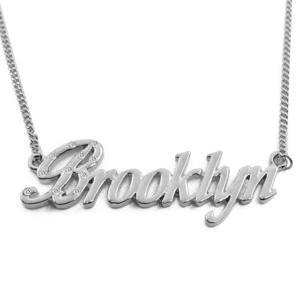 商品名: Brooklyn ネームネックレス 18K ホワイトゴールドメッキ 個性的 上品なネックレス - ジュエリーギフト 女性 ガールフレンド 母 姉妹 友人 ギフトバッグ&amp;ボックス Brooklyn Name Necklace...