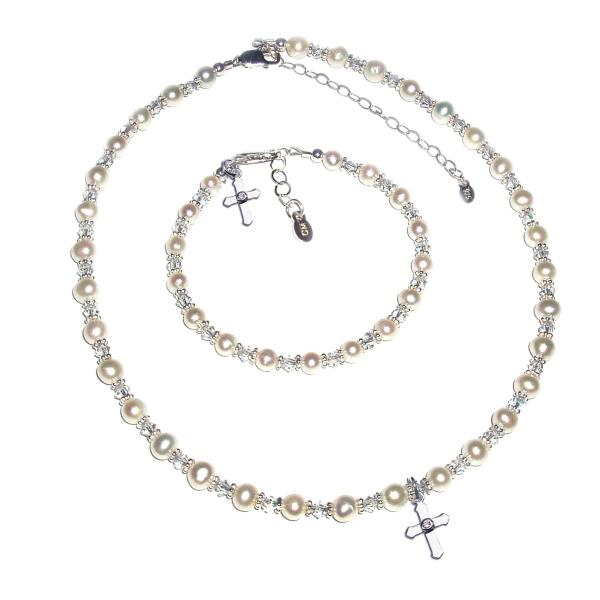 商品名: 子供のスターリングシルバー聖体拝領クロスネックレスとブレスレットセット養殖真珠とクリスタル Precious Pieces Children's Sterling Silver Communion Cross Necklace a...