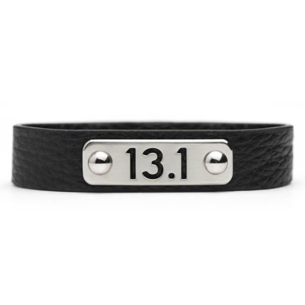 商品名: ATHLETE INSPIRED, Inc. 13.1 ハーフマラソン ランニング用ブラックリストバンド ATHLETE INSPIRED, Inc. 13.1 Half-Marathon Running Black Wristb...