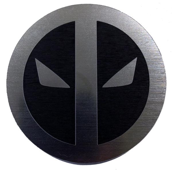 商品名: デッドプール マーベル スティックオン 自動車バッジ エンブレム Deadpool Marvel Stick-on Automotive Badge Emblemブランド: 24 Designs高さ: 2.54cm横幅: 12.7...