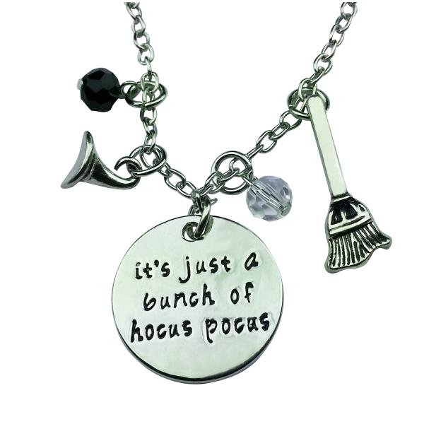 商品名: アートアタックSilvertone It 's Just A Bunch of Hocus Pocus Witches Broomstick帽子ハロウィンブラックビーズペンダントネックレス Art Attack Put A Spe...