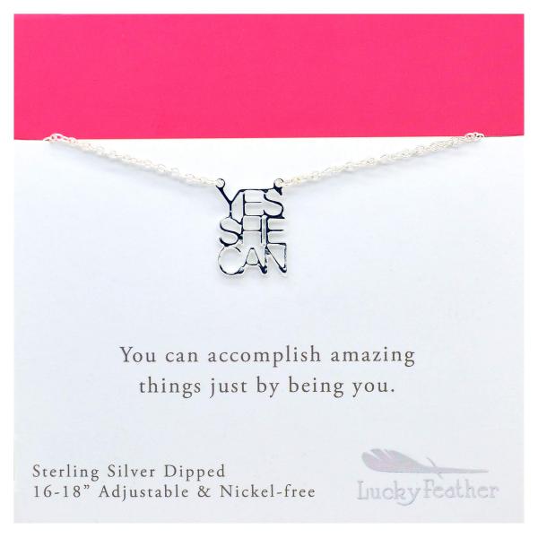 商品名: Lucky Feather インスピレーション Yes She Can インスピレーショニング強度ネックレス 女の子用 スターリングシルバーディップ 調節可能な16インチ ? 18インチのチェーン ? 友人へのギフトに最適, 金属...