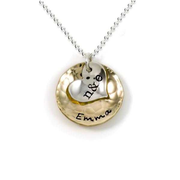 商品名: センチメンタルな気持ちに寄り添う名前入りチャームネックレスハートのスターリングシルバーチャームにはイニシャルを2つ、14金メッキ仕上げのディスク上には名前を入れることができます。スターリングシルバーチェーンは、各種お選びいただけま...