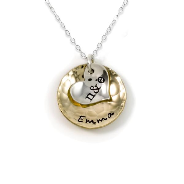 商品名: センチメンタルな気持ちに寄り添う名前入りチャームネックレスハートのスターリングシルバーチャームにはイニシャルを2つ、14金メッキ仕上げのディスク上には名前を入れることができます。スターリングシルバーチェーンは、各種お選びいただけま...