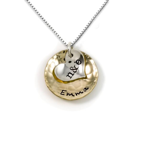 商品名: センチメンタルな気持ちに寄り添う名前入りチャームネックレスハートのスターリングシルバーチャームにはイニシャルを2つ、14金メッキ仕上げのディスク上には名前を入れることができます。スターリングシルバーチェーンは、各種お選びいただけま...