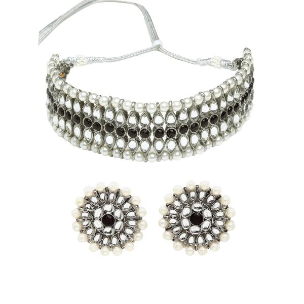 商品名: Karatcart 手作りいぶし銀クンダンとパールスタッズチョーカーネックレスセット, Free Size, 金属, クンダン Karatcart Handcrafted Oxidised Silver Kundan And Pe...