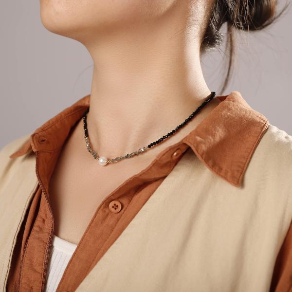 商品名: YERTTER 上品なブラックシードビーズチェーン パールペンダント チョーカーネックレス ボヘミアンカラー 軽量 シック チョーカーネックレス 調節可能なチョーカー レディース ガールズ パーティー(スタイルA) YERTTER...