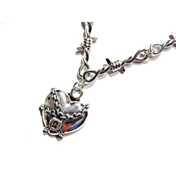 商品名: キャプチャハート シルバートーン グランジパンクネックレス ロックハートペンダント 「有刺鉄線」ソーンチェーンリンクチョーカー, 金属, 宝石なし Captured Heart Silvertone Grunge Punk Nec...