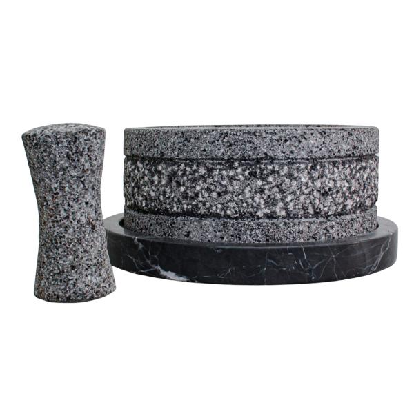 商品名:  CEMCUI Molcajete "Yolia" Volcanic Stone Pestle and Mortar with Black Marble Base - Black Marble Editionブランド: CEMCU...