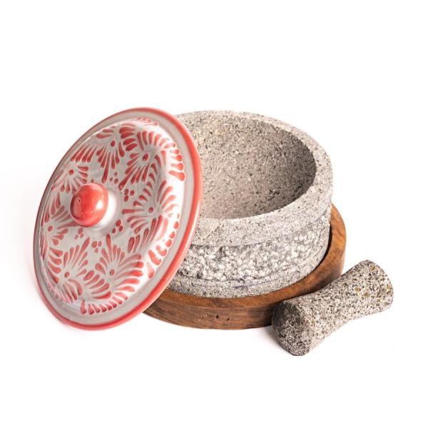 商品名:  Yolia Molcajete: 8-inch, 32oz Mexican Mortar &amp; Pestle with Enchanting Pink Talavera Lidブランド: CEMCUI商品番号: 海外の輸入...