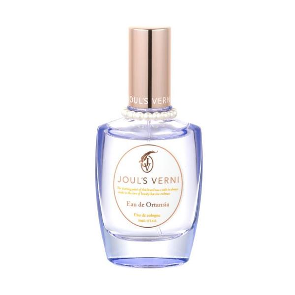 マグノリア ローズと贅沢なフローラルからアンバームスクまで、「みずみずしいアジサイ」をイメージ。非常に控えめで上品な香りは、まるでフラワーシャワーを感じさせます。落ち着いた雰囲気のアンバームスクは大人っぽく、清々しく温かみのあるドライダウン...