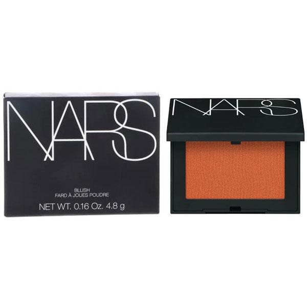 ・定番のチーク"ブラッシュ"がリニューアルして登場・エアリーな使用感ながら、見たままの発色を叶えます・肌に溶け込むカラーで、ムラなくな均一に伸び、美しい仕上がりに#955 TAJ MAHAL：バーニッシュドオレンジ＆ゴールデンシマー商品名に...