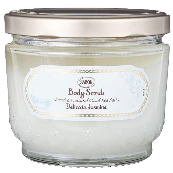 Body Scrub Delicate Jasmine 死海の塩をベースにしたスクラブです。アーモンド、パチュリ、ラベンダー、大豆のオイルなどのスクラブ効果で、シルクのようになめらかなつるつるの肌に仕上げます。液漏れしやすいボトル形状のため...