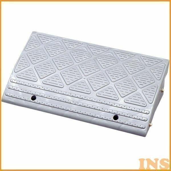 歩行者のつまづきや自転車・バイクの転倒を防止する段差プレートです。表面段差加工になっているので、車の乗り入れもスムーズに行えます。水が抜けやすい底面形状なので、雨等で流されにくくなっています。付属のボルトで横連結が可能です。・商品サイズ（約...