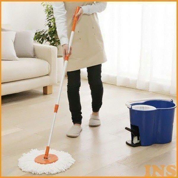 回転モップはペダルを踏むことで遠心力を使いモップを脱水できます。汚れた水は飛び散りにくく、手を汚さずしっかり脱水できて衛生的です。マイクロファイバーモップなので、水拭きでもカラ拭きでもしっかり汚れをキャッチします。フローリングの他、畳の拭き...