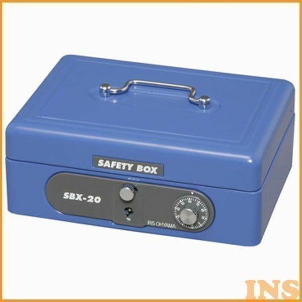 シリンダー錠とダイヤル錠のダブルロックの手提げ金庫です。シリンダー錠とダイヤル錠が付いているので、中のものを安全に保管することができます。小銭の整理に便利なコイントレーが付いています。。グリーン購入法適合商品。・商品サイズ（約）：幅19.5...