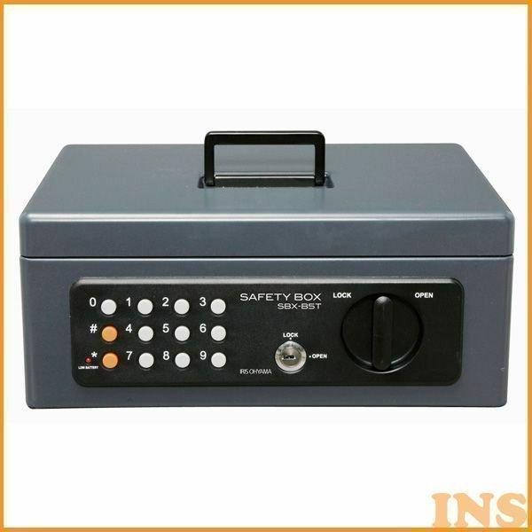 電子ロックとシリンダー錠のダブルロックで安心の手提げ金庫です。電子ロックの暗証番号はお好きな番号に変更できます。小銭の整理に便利なコインカウンターと、お札の整理に便利な札入れが付いています。コインカウンタートレーはスライドするので見やすくな...