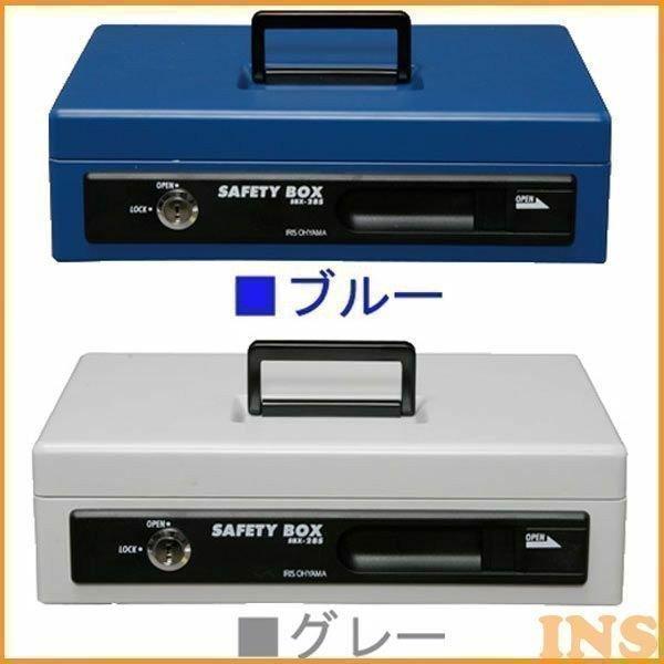 高さ8cmとスリムなので引出しにも収納できる手提げ金庫です。小銭の整理に便利なコインカウンターとお札の整理に便利な札入れが付いています。コインカウンタートレーはスライドするので見やすくなっています。Ａ５版の書類が入るサイズです。。グリーン購...