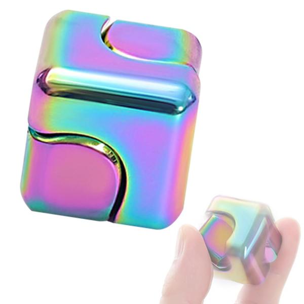 【商品説明】このキューブスピナーは、スピナーの端を指で持って内側部分または外側部分が滑らかに美しく回転することで見て楽しめます。【商品仕様】カラー：レインボー