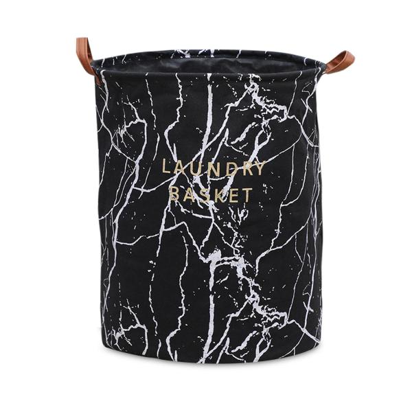 【商品説明】お洒落なランドリーバスケット内側は撥水加工がされており濡れたものでも大丈夫。使わないときは　小さくたためるのもうれしい。折りたためて、撥水加工もついてるので、キャンプでも活躍間違いなし。【商品仕様】ブラック×ホワイト　（ロゴ　ゴ...