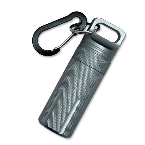 【商品説明】・防水・気密性: 高精度のネジ口設計とゴムパッキンつきで、防水性を強化しています。内容物をしっかり保護し匂いも防止します。・スマートなサイズ感: 軽量でコンパクト。紙タバコ約6?7本分の収納可能。・携帯便利: 手のひらサイズで嵩...