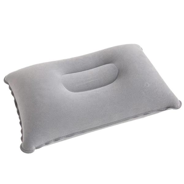 こちらの商品は追跡可能メール便/定形・定形外郵便にて発送します。宅配便ご希望のお客様は「有料宅配便」をご選択ください。【商品説明】・空気を入れることで枕になるエアークッションです。・空気を抜いておくことでコンパクトになり持ち運びが便利です。...