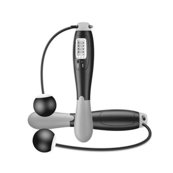 こちらの商品は追跡可能メール便/定形・定形外郵便にて発送します。宅配便ご希望のお客様は「有料宅配便」をご選択ください。【商品説明】デジタルカウンター搭載、マイルモード、キロモード、消費カロリーの表示もできる縄跳びです。デジタル表示はボタン一...