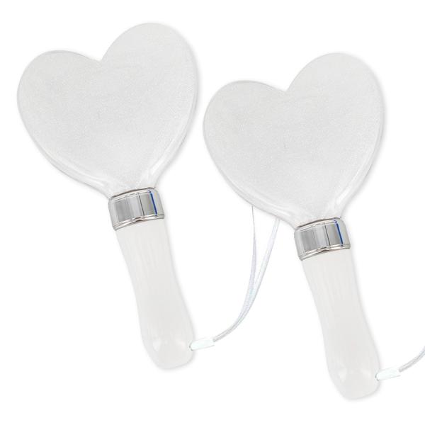 【商品説明】・ヘッド部分がハート型の、推し活・コンサート・ライブイベント・応援に最適なペンライトです。かわいらしいデザインで、アイドル・アーティスト応援にぴったり。写真映え・SNS映えも抜群です。・ボタン操作で24色のカラー切替が可能。楽曲...